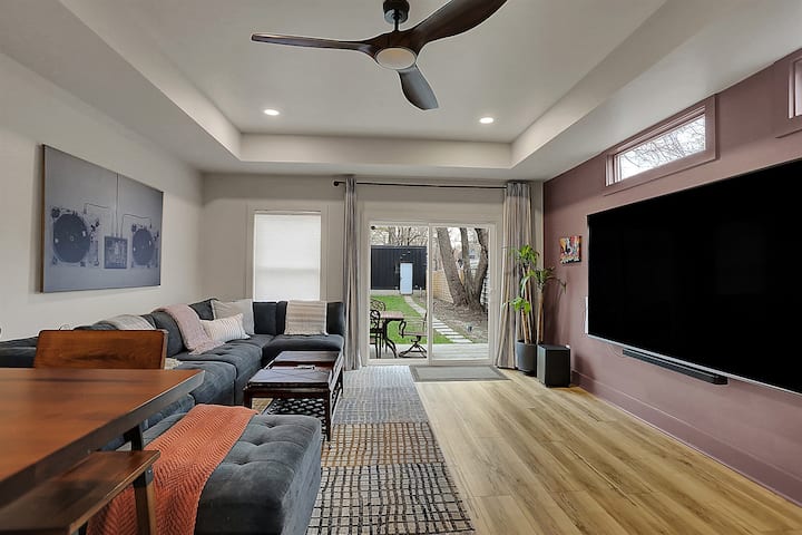 Walk To Bars And Restaurants In Fountain Square. - Indianapolis, IN