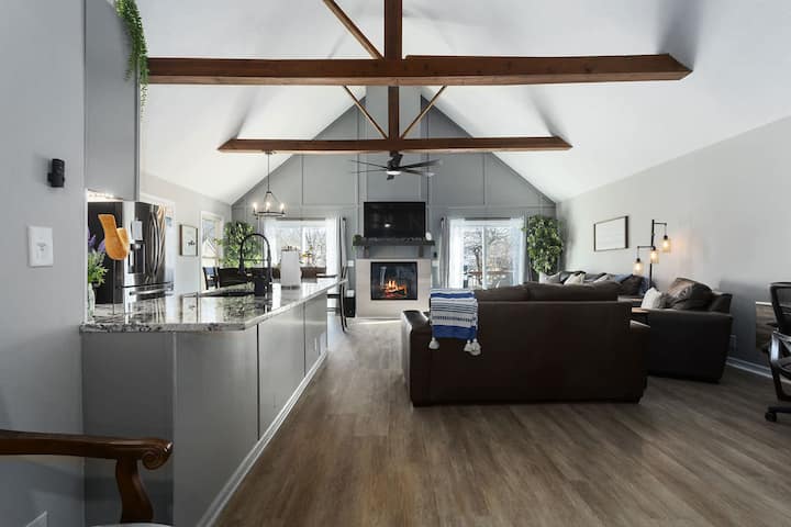 Sleeps 11 | Lakefront + Private Dock + Fish | Fifa - Shadow Lake, Olathe