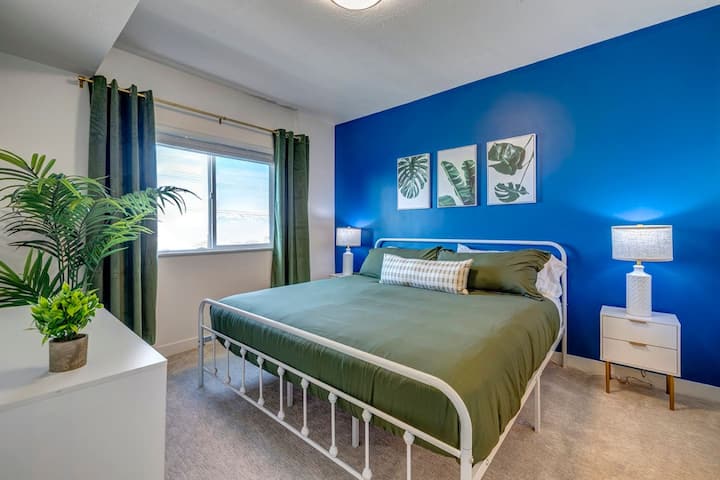 4th Fl Corner Unit W/ Hot Tubs, Gym, & Clubhouse - Sandy, UT