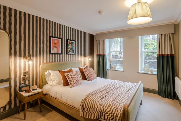Pembroke House | 1 Bed Apartment | Courtyard - Bristol