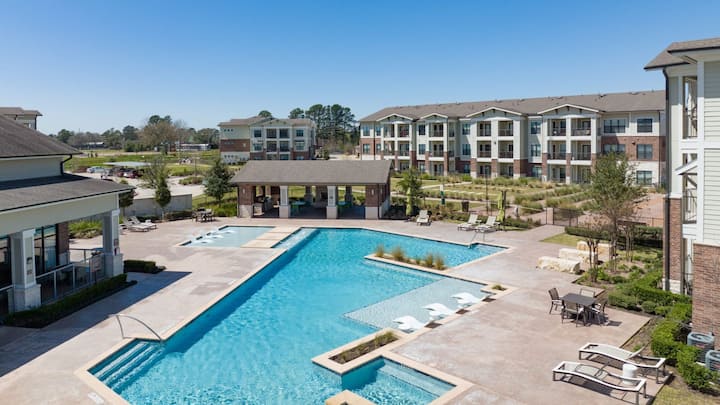 Modern 2bd: Pool, Grill & Pet-friendly Vibes! - Katy, TX