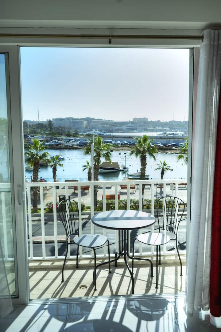 Spacious Seafront 2 Bedrooms With Hot Tub Gogzr-5 - 瓦萊塔
