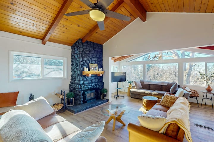 2br Modern Cabin W/decks, Fireplace, A/c & Views - Crestline, CA