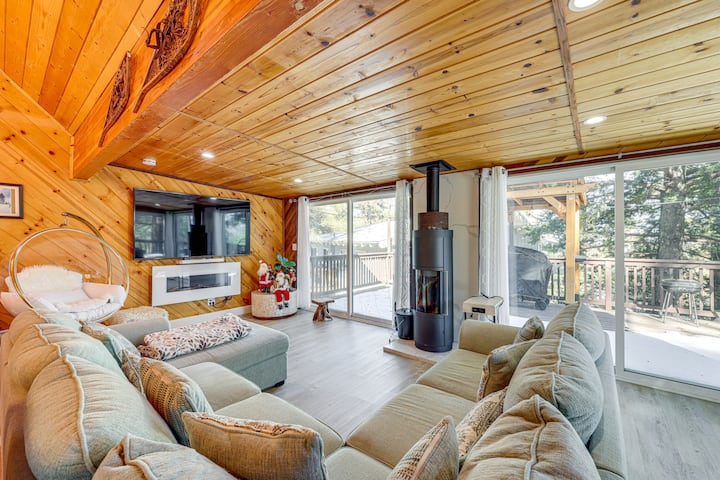 Wraparound Deck & Grill: Wrightwood Cabin Near Pct - Wrightwood, CA