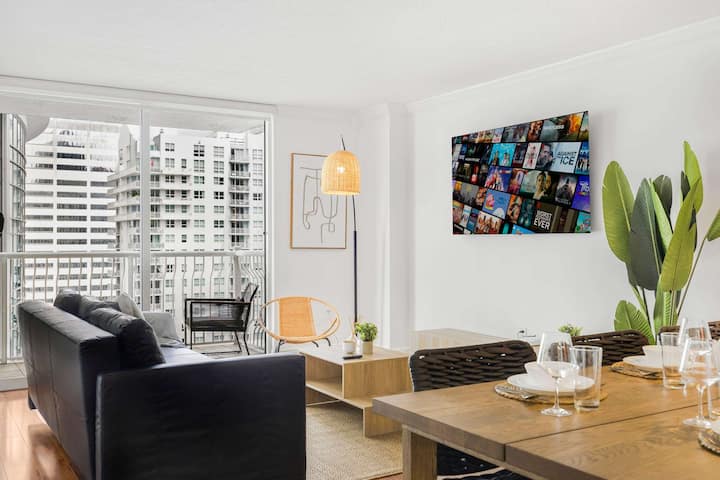 Feel-good Vibes By The Pool | Brickell Condo - Miami, FL