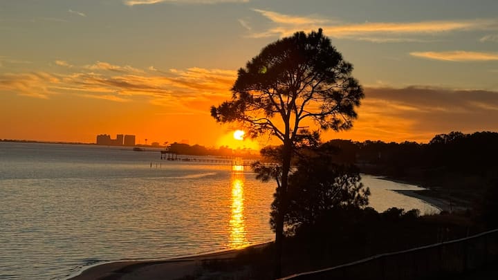 Cottage Just Steps From The Water! - Navarre, FL