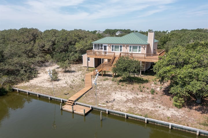 4x4 Carova, Waterfront, Dock, Wild Horses, Hot Tub - Carova Beach, North Carolina