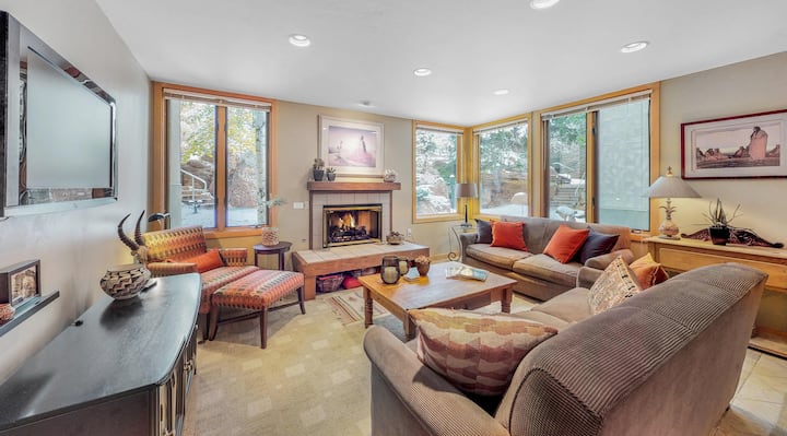 Tamarack: Pool, Hot Tub & Parking! Base Village! - Snowmass Village, CO