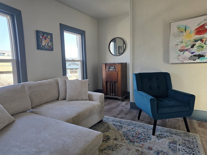 Paws & Relax: Cozy Furnished Pet-friendly Spot - Appleton, WI
