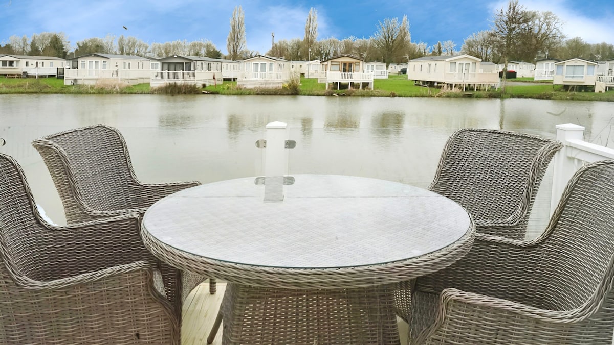 Lake Retreat - Houses for Rent in South Cerney, England, United Kingdom ...