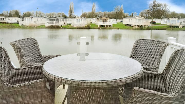 Lake Retreat - Cotswolds