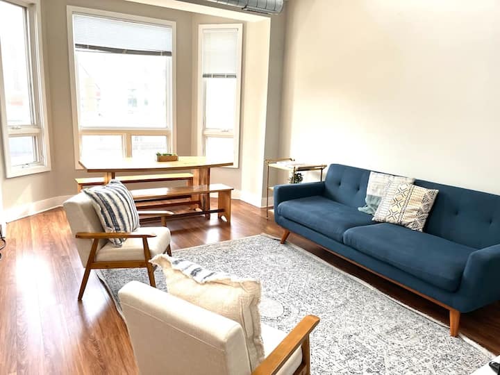 Beautiful Top Floor, River North - Chicago, IL