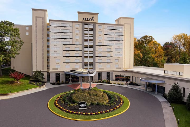 Close To King Of Prussia Mall + Restaurant & Gym - Bucks County, PA