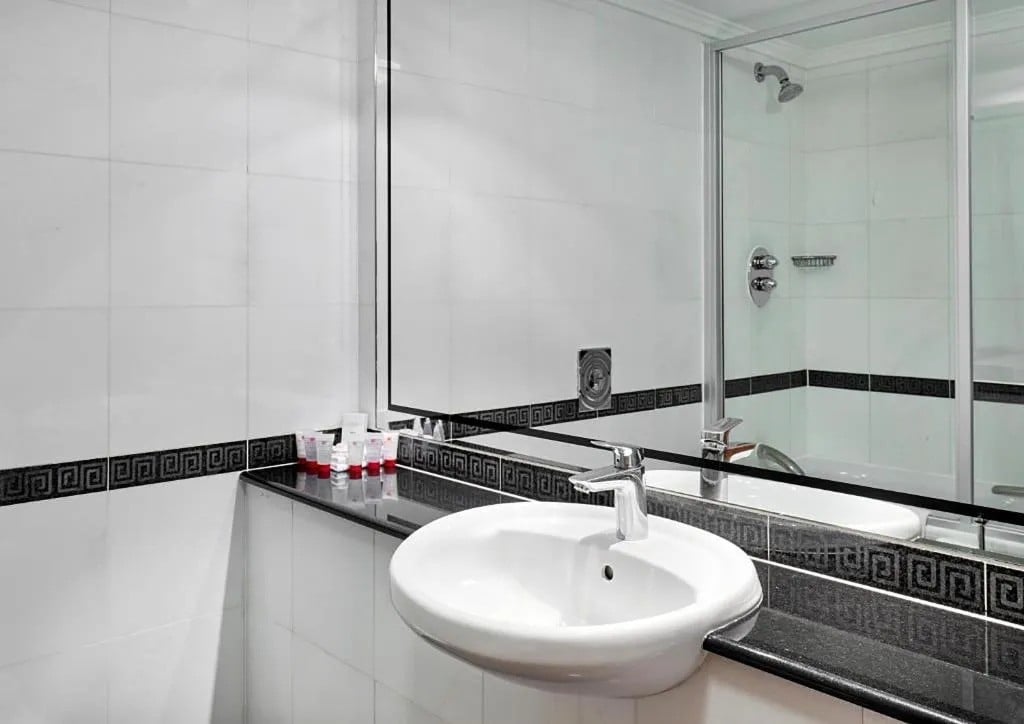 Superior King Room Near Tower Hill Garden LON - Apartments for Rent in ...