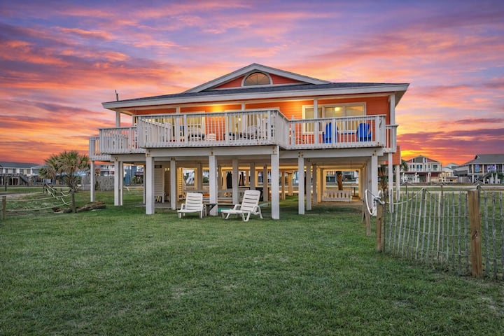 Beachfront | Gulf Views | Sleeps 14 | Pet Friendly - Galveston Island, TX