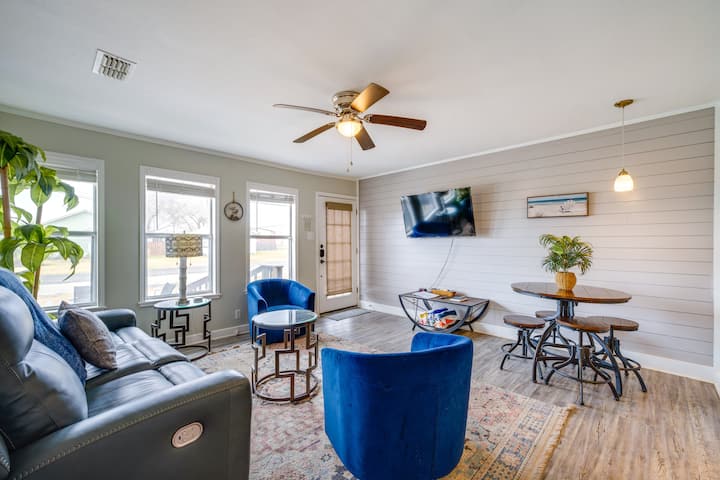 Walk To Beach & Pier: Updated Abode In Rockport! - Rockport, TX