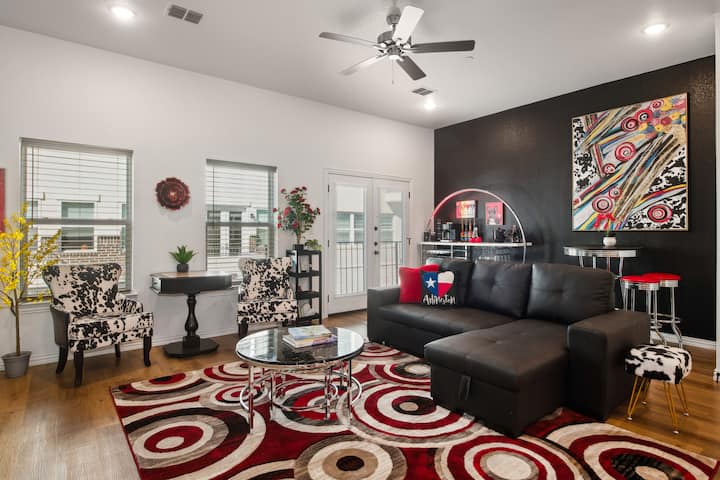 Walk To Stadiums| Lux Skyline Condo |Gated |Garage - Arlington, TX