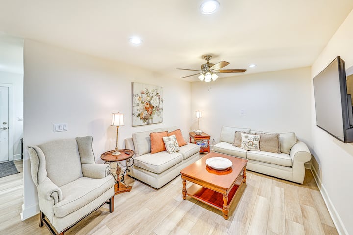 Patio & Workspace: Peaceful Riverside Retreat! - Riverside