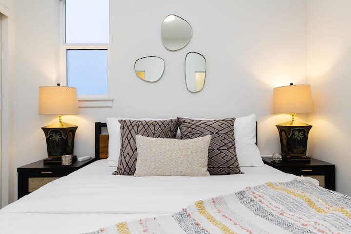 Modern West Seattle Retreat | 2 Private Suites - Seattle, WA