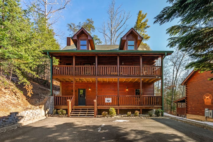 Paws A While - Cozy 4 Bd Cabin - Pigeon Forge, TN