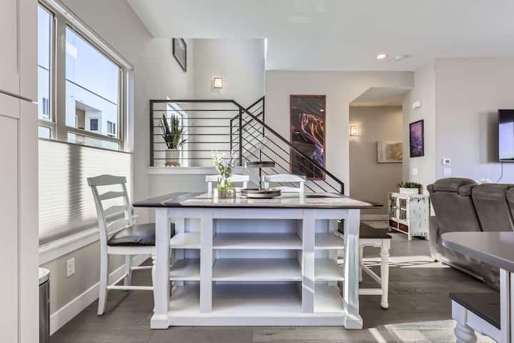 Stylish 2br Basecamp In Arvada - Arvada, CO