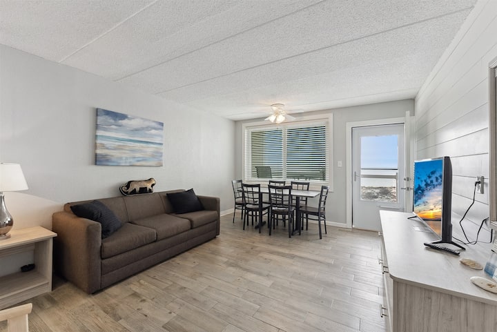 Beachfront Condo With A Heated Pool, Bbq Grills - Cape May, NJ