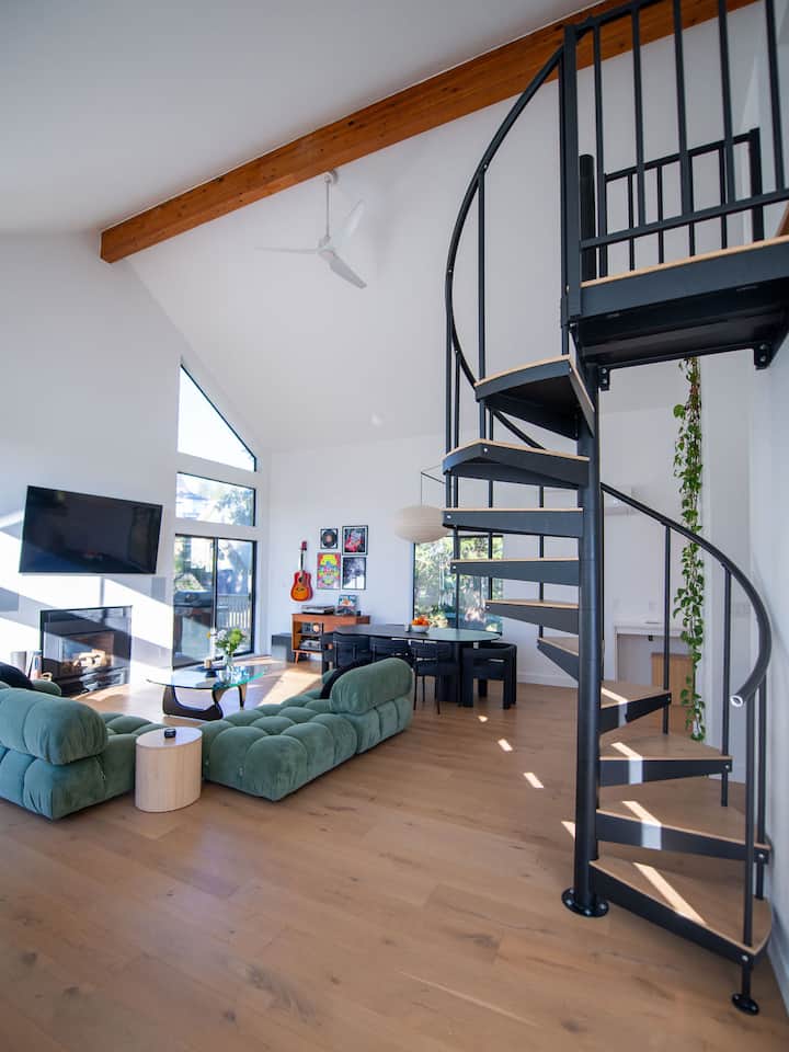 Modern Coastal Upper Suite | Ocean Nearby - Sechelt