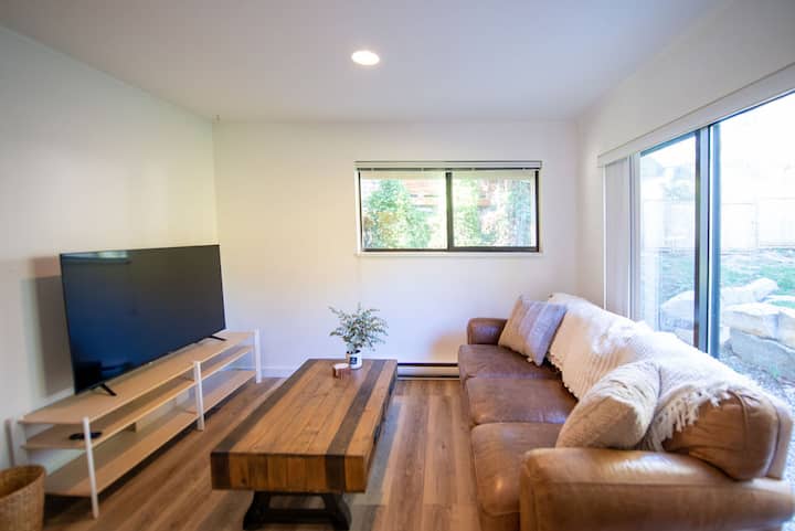 Modern Coastal Ground Floor Suite | Ocean Nearby - Sechelt