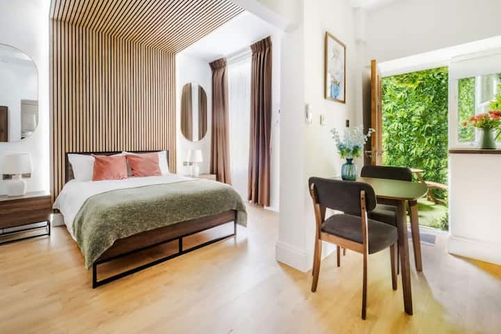 Elegant Marylebone Studio | Chic Patio & Air Con - 
