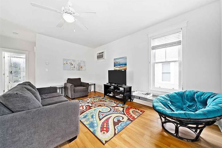 The Buttercup - 40 Meadow View - Prince Edward