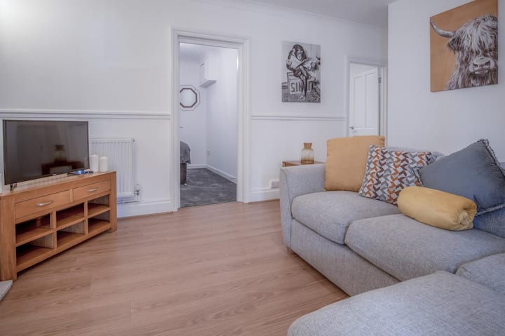 Ivy Cellar - 2 Bedroom Apartment - Tenby - Tenby