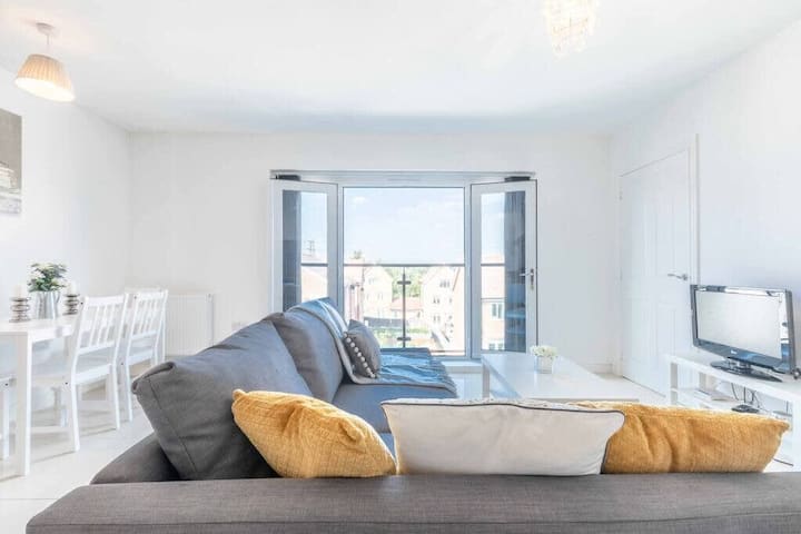 Prime Location! 2br/2ba W/ Parking|pinewood - Slough