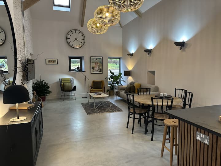 Luxurious Barn Conversion With Hot Tub - Carmarthen