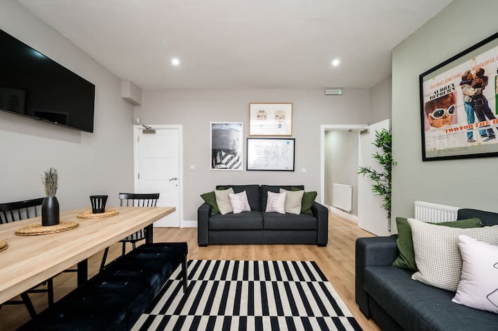 Picasso's Place Sleeping 9 Guests - Liverpool