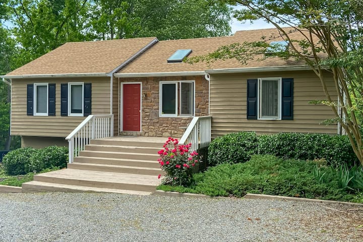 Spacious Lakefront House W/ping Pong Table - Lake Anna, VA