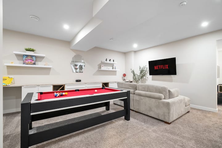 Luxury Group Home • Karaoke, Games & Sleeps 14 - Calgary