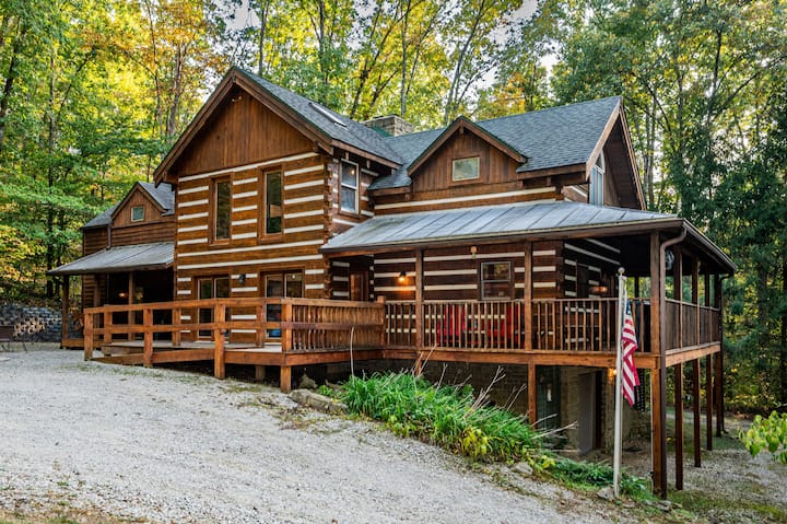 Log Inn Vacation Cabin - Nashville, IN