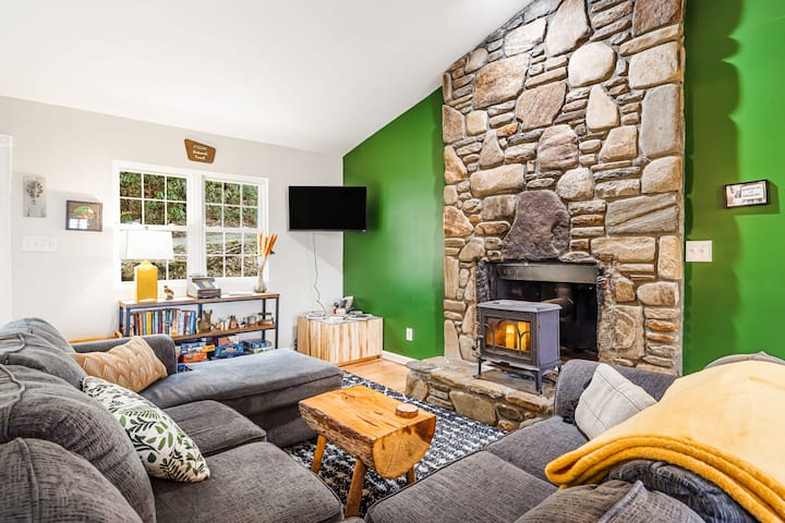 Blissful Bungalow Pet Friendly, Free Biltmore Pass - Brevard, NC