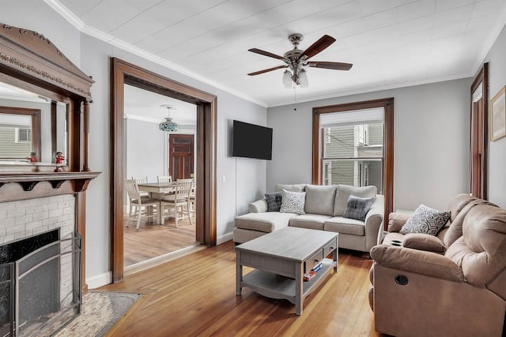The Grand Mare Whitney | King Bed | Sleeps 4 - Saratoga Springs