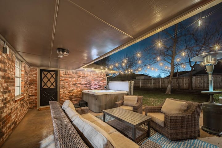 Luxury 4br Okc Retreat W/ Hot Tub & Pool Table - Oklahoma City, OK