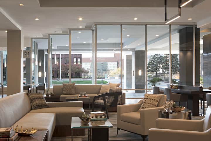 Sophisticated Stay In Kansas City | Restaurant - Kansas City, MO