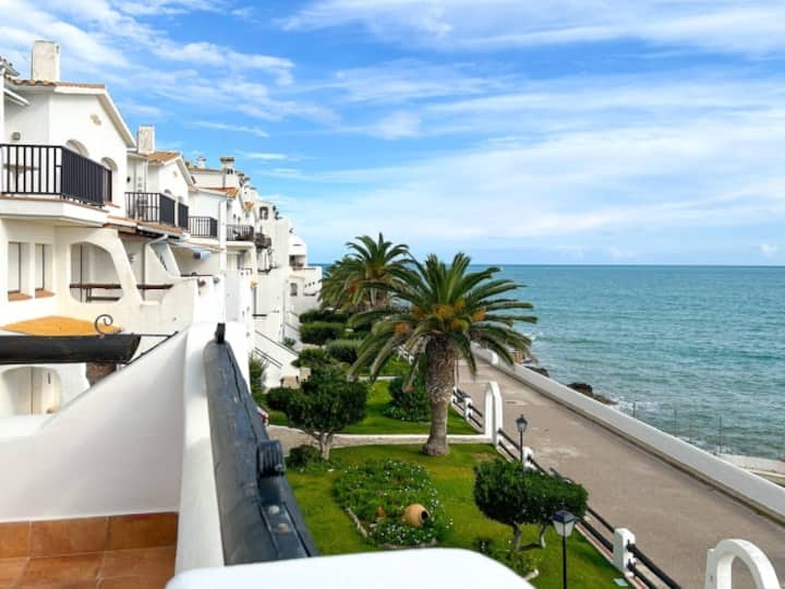 2-bedroom Seafront Escape W/ Parking By Hostem - Vilanova i la Geltrú