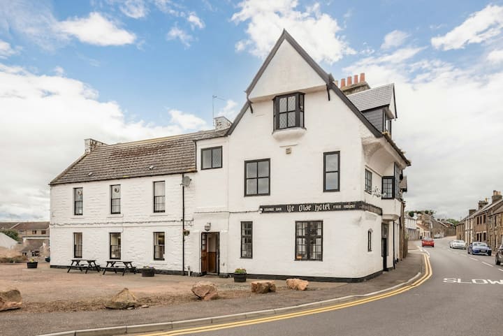 Family Suite (2 Superking Beds) With En-suite - Cupar