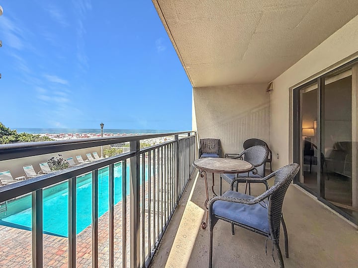 Coastal Oasis | Beachfront & Prime Spot - St. Pete Beach, FL