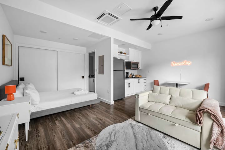 Bright Dt Atx Studio | Near Rainey St | Patio - Austin, TX