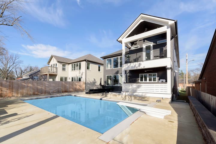 Luxury Retreat: Pool, Gym, Theater & Outdoor Bar - Indianapolis