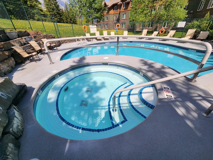 Alpine Haven-sleeps 8,outdoor Heated Pool/hot Tub - Canmore