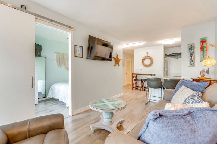 Walk To Beach: Resort Retreat W/ Balcony In Destin - Destin, FL