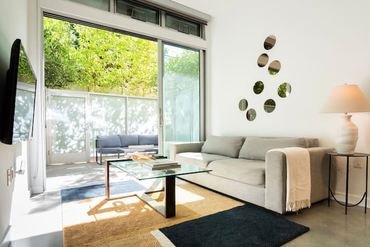 Beverly Center Lovely Neighbor - Beverly Hills, CA