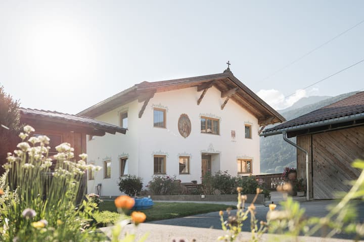 Hell Hof Ferienwohnung - Axams